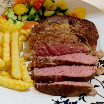 How to Cook Medium-Rare Steak Perfectly on the Stovetop - Veena Azmanov ...