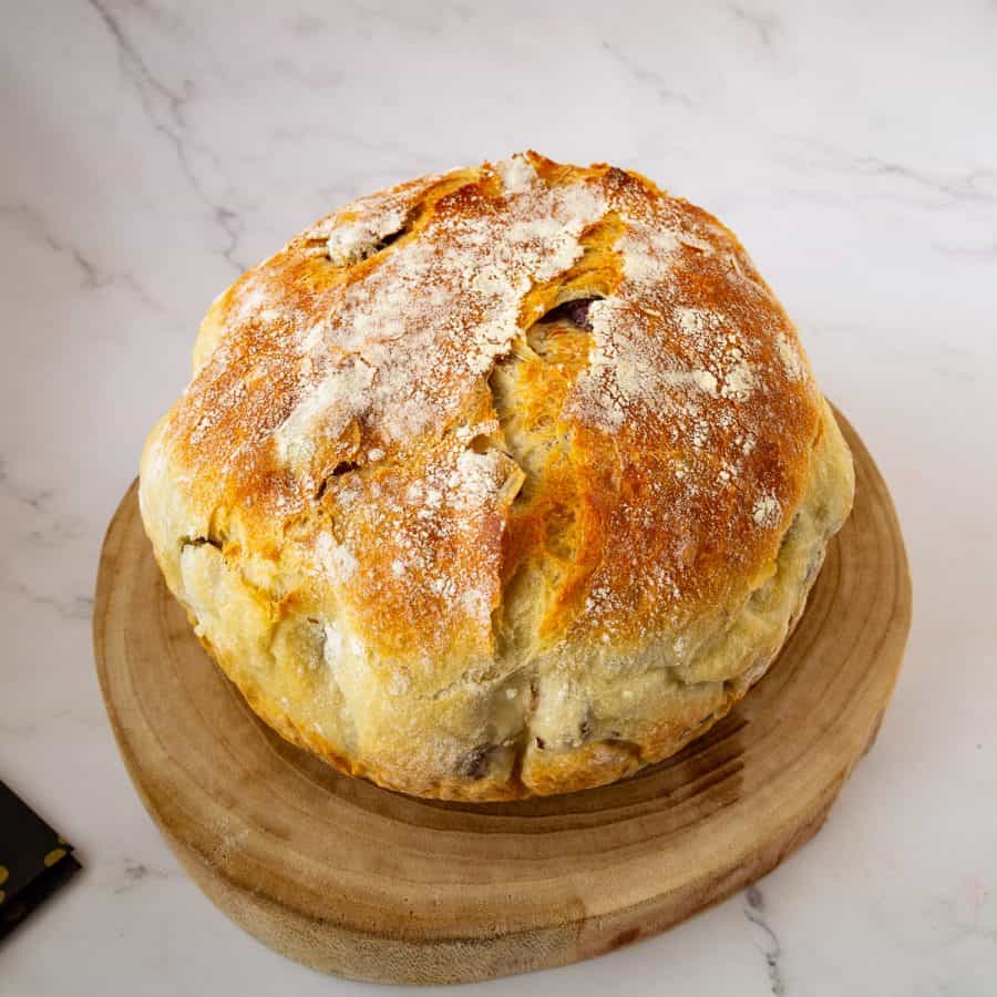Artisan Olive Bread: A Mediterranean Delight (No-Knead) - Veena Azmanov ...