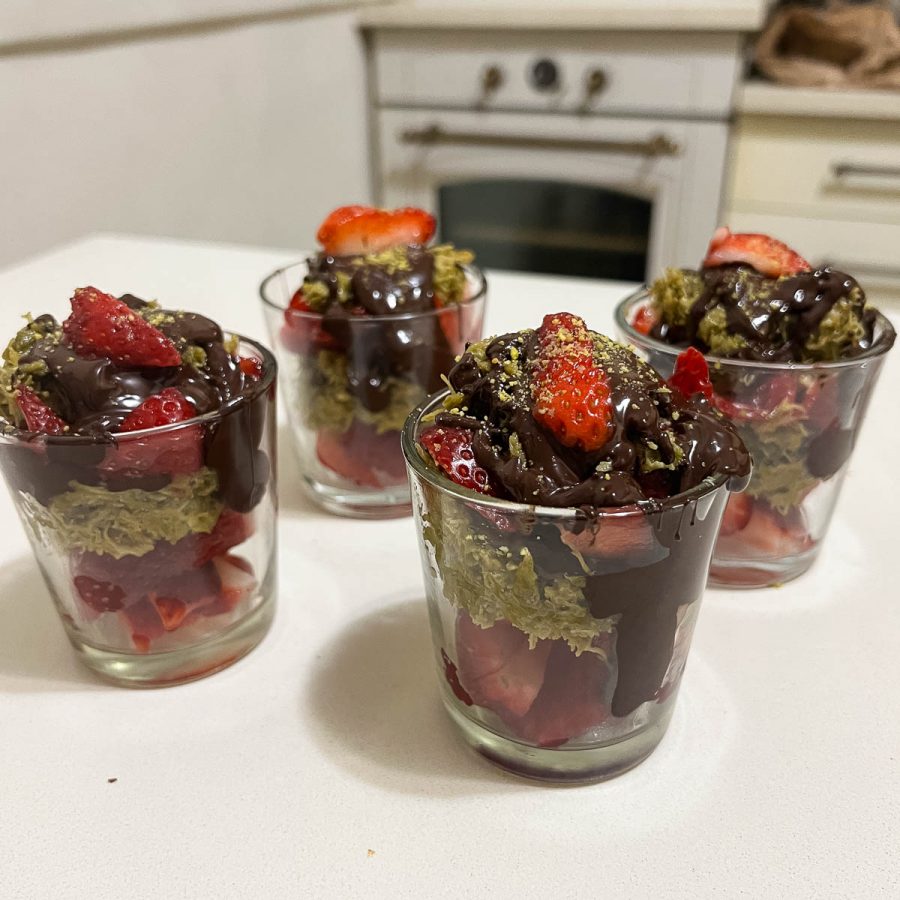 Dubai Strawberry Cups – Crispy Kataifi, Pistachio Cream & Chocolate ...