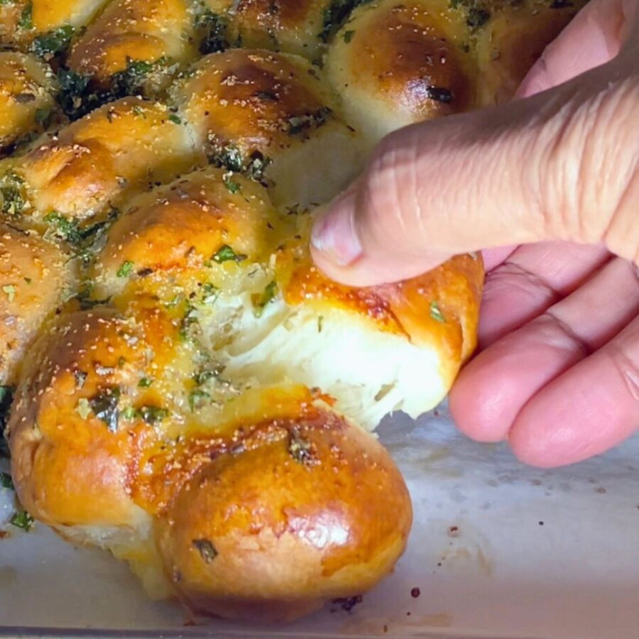 Cheesy Christmas Tree Pull-Apart Bread (Garlic Butter) - Veena Azmanov ...