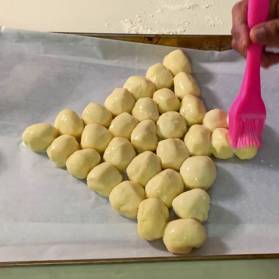 Cheesy Christmas Tree Pull-Apart Bread (Garlic Butter) - Veena Azmanov ...
